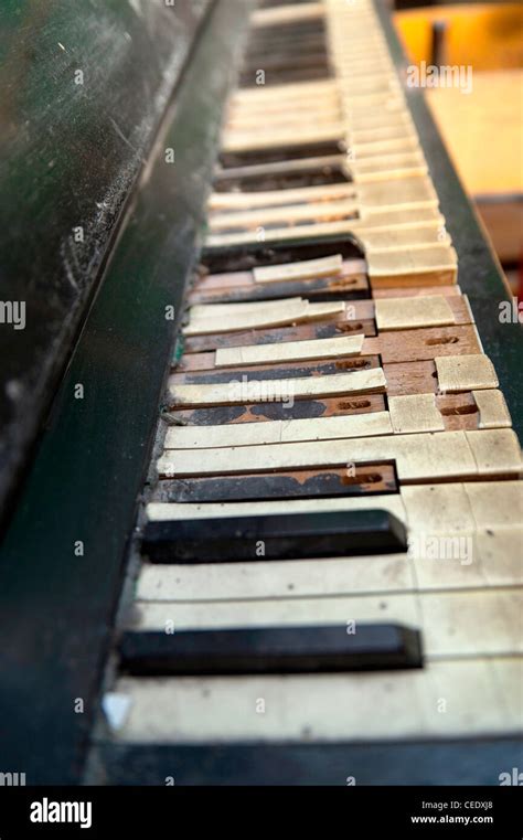 Broken Piano Keyboard Hi Res Stock Photography And Images Alamy