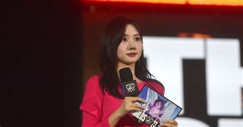 ‘페이커 이상혁 인터뷰 기다리는 윤수빈 아나 [사진]