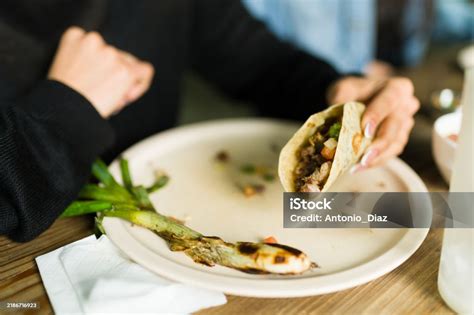 전통적인 멕시코 타케리아 레스토랑에서 맛있는 타코를 들고 정통 요리를 즐기는 여자 건강에 좋지 않은 음식에 대한 스톡 사진 및 기타 이미지 건강에 좋지 않은 음식 고기