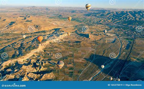 Вид воздушного шара над полями Каппадосия Турция Вид с воздуха на лето с воздушного шара над