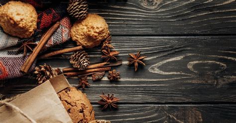 쿠키 컵케이크와 향신료가 나무 배경에 있고 세련되고 소박한 겨울 플랫이 놓여 있습니다 텍스트 공간 아늑한 분위기의 가을 계절 휴일 베이커리 개념 사진