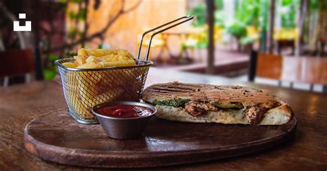 감자 튀김 한 쪽과 함께 접시에 샌드위치 사진 Unsplash의 무료 파니니 이미지