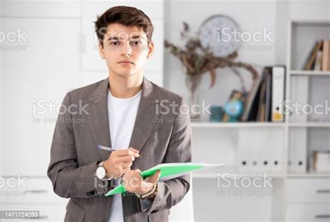 그의 사무실에 서 있는 남자 기업가의 초상화 종이 폴더를 들고 18 19세에 대한 스톡 사진 및 기타 이미지 18 19세 경영자 고용과 노동 Istock