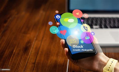 미디어 와 소셜 네트워크 아이콘 스마트 폰을 들고 여성 손 디지털 네트워크의 개념 가정 생활에 대한 스톡 사진 및 기타 이미지 가정 생활 개념 글로벌 비즈니스