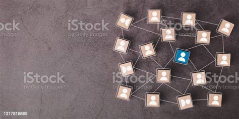 팀워크 네트워크 소셜 연결 및 커뮤니티 개념 사람 기호와 그들 사이의 연결이있는 큐브 인적 자원에 대한 스톡 사진 및 기타