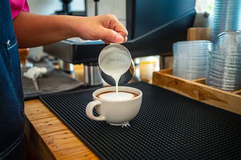 커피를 만드는 카푸치노에 우유를 붓는 바리스타의 손 카운터에서 커피를 준비하는 전문 바리스타 갈색에 대한 스톡 사진 및 기타 이미지 Istock