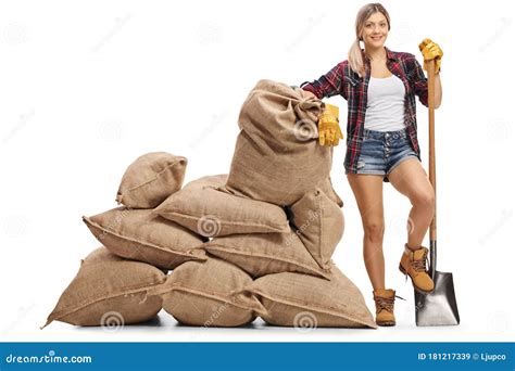 Boerenmeisje Met Een Smeerlap Op Een Stapel Zakken Stock Afbeelding Image Of Leuning Jute