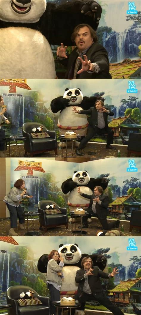 쿵푸 팬더3 잭 블랙 포 인형과 포스터 포즈무비토크 텐아시아