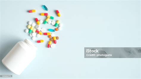 파란색 배경에 다채로운 알약과 흰색 병의 힙 의료 정제 진통제 항생제 비타민의 약물 의료 및 의학 개념 약국 배너 디자인 0명에 대한 스톡 사진 및 기타 이미지 Istock