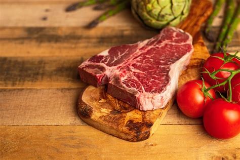 그릴을 위한 야채를 곁들인 대리석 소고기 스테이크의 육즙이 많은 신선한 조각 요리 배경 조리법 책 맛있는 음식 스테이크 요리 공간 수평 사진 고기에 대한 스톡 사진 및 기타