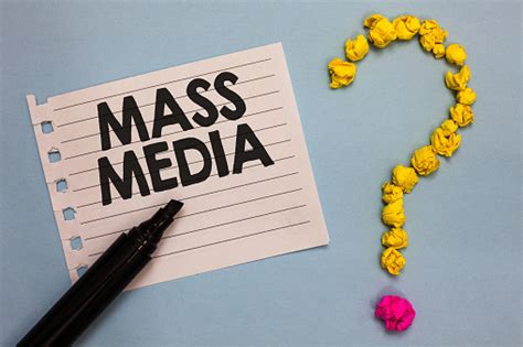 단어 쓰기 텍스트 매스 미디어입니다 종이 마커 일어나 대 중에 게 뉴스를 만드는 그룹 사람들에 대 한 비즈니스 개념 구겨진 종이 물음표 나무 배경 형성 광대한에 대한 스톡