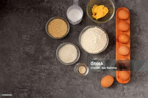 시멘트 테이블에 베이킹 준비를위한 다양한 재료 빵 반죽 만들기 텍스트 조리법을위한 공간을 복사 갈색에 대한 스톡 사진 및 기타 이미지 Istock