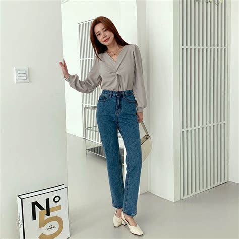 시크블랙 마넬르 브이넥 꼬임 퍼프 긴팔 블라우스