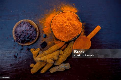 반짝이는 표면에 다른 그릇에 일부 원시 심 황 및 검은 소금과 함께 심 황 분말의 전체 점토 그릇의 닫습니다 강황에 대한 스톡 사진 및 기타 이미지 Istock