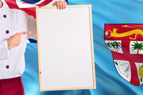 피지 플래그 배경에 빈 화이트 보드 메뉴를 들고 피지 요리사 텍스트에 대 한 균일 한 포인팅 공간을 착용 요리 고급 요리에 대한 스톡 사진 및 기타 이미지 Istock