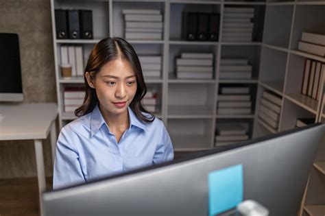 한밤중에 초과 근무를 하는 사무실에 앉아 있는 아시아 여성 정시에 일을 끝내기 위해 초과 근무를 하는 직원 회사 직원의 초과 근무와 노력의 개념 20 24세에 대한 스톡