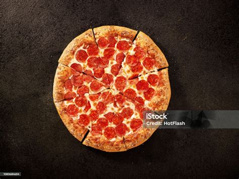 뜨거운 큰 페퍼로니 피자입니다 녹는 치즈 베이컨 토마토 햄 파프리카와 맛 있는 피자 구성 증기 연기 쵸릿죠에 대한 스톡 사진 및 기타 이미지 Istock