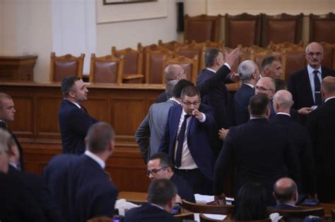 Прекратяването на концесията на „Лукойл“ вдигна градусите в парламента