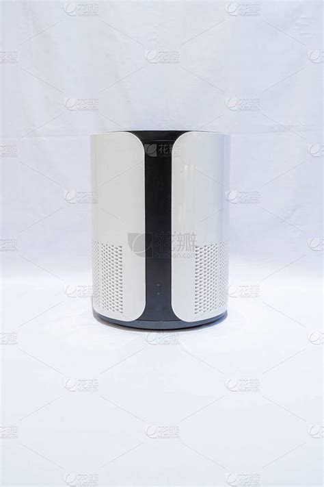 黑白相间的空气净化器是一个功能强大的装置，为您提供更清洁、更新鲜的空气