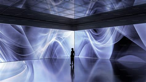 대형 스크린 앞에 서 있는 남자 사진 Unsplash의 인터랙티브 경험 이미지