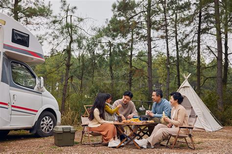 5인 가족 야외 Rv 캠핑 디너 사진 무료 다운로드 Lovepik