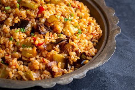 전통 맛있는 터키 음식 가지와 채소를 곁들인 벌거 필라프 0명에 대한 스톡 사진 및 기타 이미지 Istock