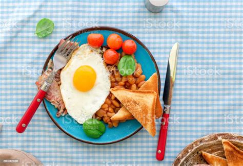 계란 콩 토마토 베이컨 및 토스트를 테이블에 접시에 튀긴 0명에 대한 스톡 사진 및 기타 이미지 0명 가득 찬 건강한 식생활 Istock