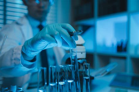 실험실 현대 실험실에서 과학 장비를 연구하는 과학자 화학 물질 및 박테리아에 대한 연구를 수행하는 의료 실험실에서 함께 일하는