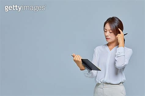 여성 비즈니스우먼 청년여자 성인여자 포즈취하기 사진촬영 누끼 누끼 사람 모션 이미지 Jv12538437 게티이미지뱅크