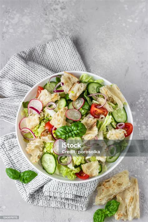 채식 지방 샐러드 구운 피타 빵과 야채를 곁들인 전통 중동 샐러드 레바논 요리 밝은 회색 돌 배경입니다 맨 위 보기 0명에 대한 스톡 사진 및 기타 이미지 Istock