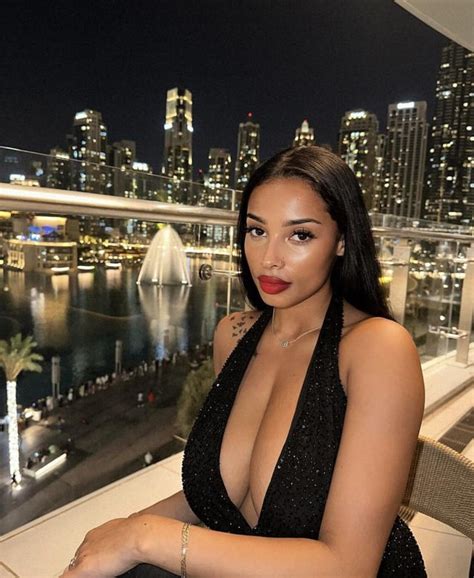 beautiful necklace : r/CleavageAppreciated