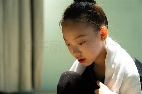 白昼高清图片 练习基本功的女孩486 人像图片免费下载 格式 4000像素 编号67617883 千图网