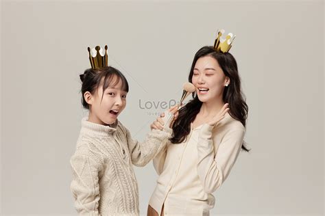 젊은 엄마와 딸의 긴밀한 관계 사진 무료 다운로드 Lovepik