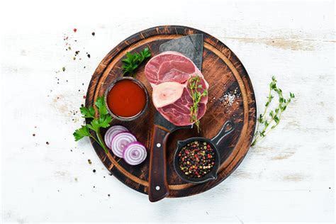 흰색 바탕에 향신료와 허브와 함께 원시 신선한 크로스 컷 송아지 정강이 치즈 Bif 스테이크 Ossbo 평면도 텍스트를 위한 여유 공간 고기에 대한 스톡 사진 및 기타