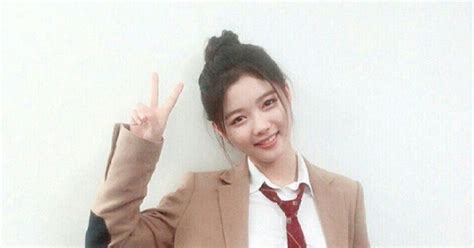 김유정 한복 벗고 교복 입으니 상큼한 18세 소녀