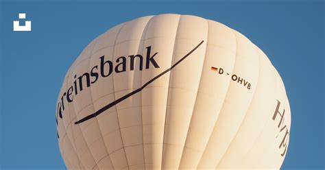 흰색과 파란색 열기구 사진 Unsplash의 무료 풍선 이미지