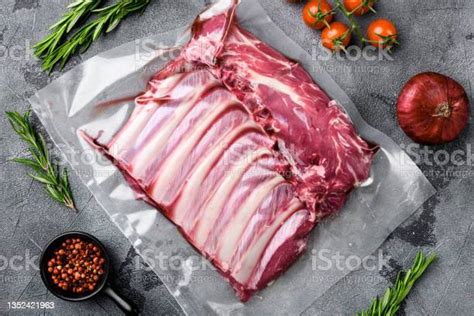 밀봉 된 플라스틱 포장에 양고기 유기농 고기의 원시 프렌치 랙 회색 돌 테이블 배경에 상단 보기 플랫 레이 0명에 대한 스톡 사진 및 기타 이미지 Istock