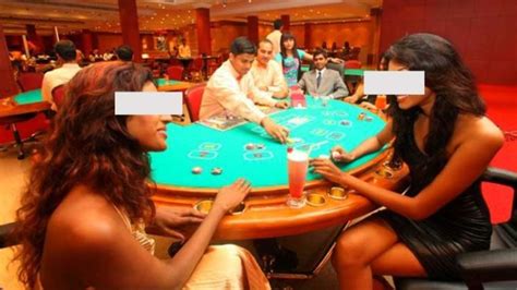 සුරූපී තරුණියන් දෙදෙනා බෙදා ගන්න බැරිව තරුණයින් පිරිසක් අතර උණුසුම් තත්ත්වයක්