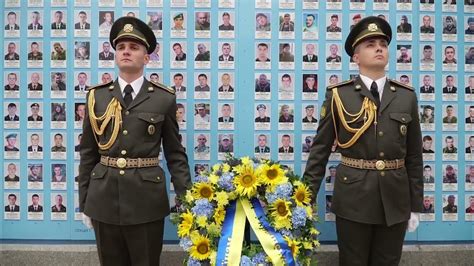 Президент України вшанував память воїнів які загинули за Батьківщину Youtube