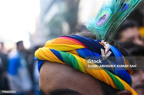게이와 레즈비언 무지개 깃발을 들고 지역 사회와 콜카타에서 무지개 자부심 산책에 참여 인도 Gay Pride Parade에 대한 스톡 사진 및 기타 이미지 Istock