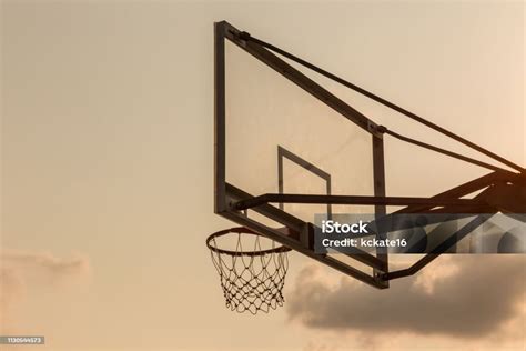 흰 구름과 하늘 아래 바구니 볼 보드 오래 된 백 보드와 농구 코트 배경에 하늘과 흰 구름 가장자리에 대한 스톡 사진 및 기타 이미지 Istock