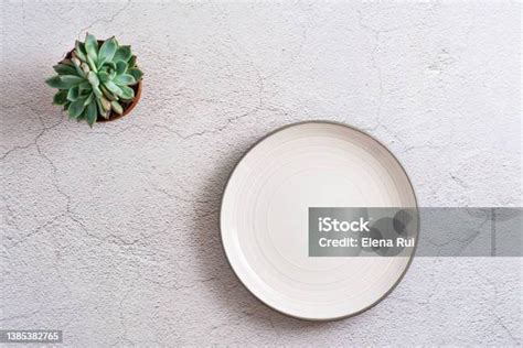 질감이 있는 회색 배경의 세라믹 플레이트와 즙이 많은 에코 템플릿 맨 위 보기입니다 0명에 대한 스톡 사진 및 기타 이미지 0명 가정 생활 가정 주방 Istock
