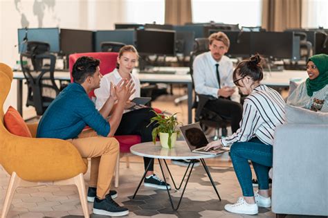 노트북 및 태블릿 컴퓨터에서 작업 하는 현대 사무실 인테리어의 휴식 영역에서 브레인 스토밍 데 다 민족 시작 비즈니스 팀 It