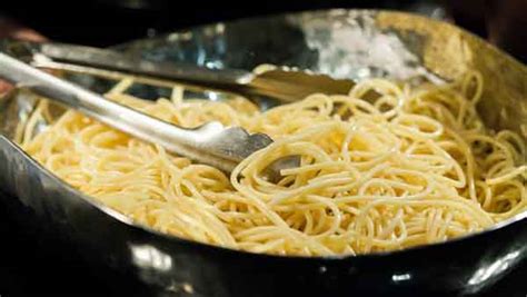 طرز تهیه اسپاگتی ایتالیایی با دو نوع سس پستو و گوجه فرنگی ستاره