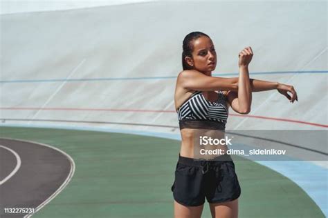 스트레칭 경기장 트랙에 매력적인 선수 여자 여름 피트 니스 운동 조깅 스포츠 건강 한 액티브 라이프 스타일 컨셉 가냘픈에 대한 스톡 사진 및 기타 이미지 Istock
