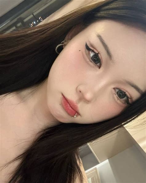 Yee Rim 님의 웹캠 모델 프로필 Xlivesex