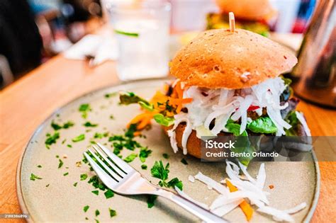 캐주얼한 다이닝 환경에서 장식용 파슬리 장식을 곁들인 접시에 잘게 썬 야채와 잎이 많은 채소를 곁들인 신선하고 맛있는 채식