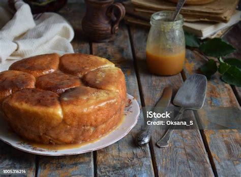 카라멜 원숭이 빵 갈색 설탕 및 계 피 나무 배경에 애플 파이 가 베이킹 수 제 과자입니다 소박한 스타일입니다 공간에 복사 합니다 빵에 대한 스톡 사진 및 기타 이미지