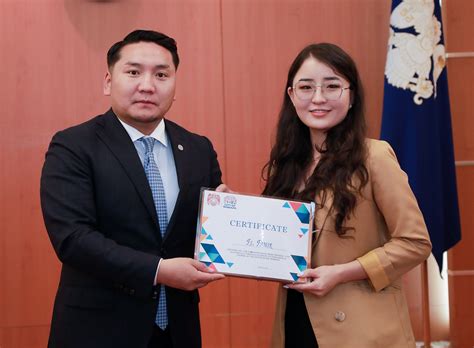 Эрүүл мэндийн сайн дурын ажилтан бэлтгэв