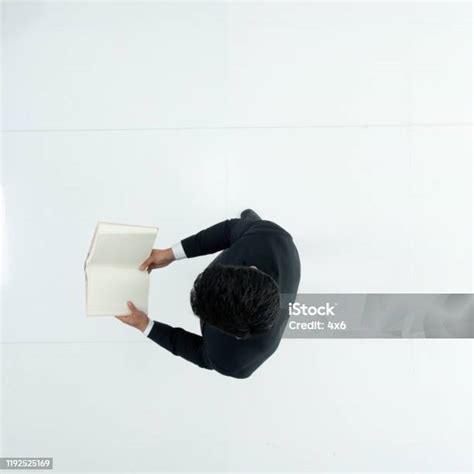 전체 길이1인1인직접 위의 어른 잘생긴 사람흑발짧은 머리 중국 민족동아시아 민족젊은 남자 사업가비즈니스 사람학생대학생 검정 머리에 대한 스톡 사진 및 기타 이미지 Istock